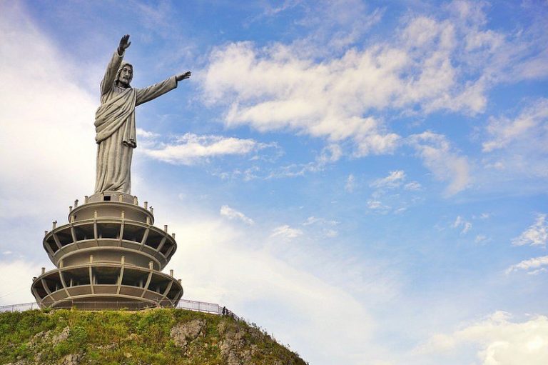 Buntu Burake: Pesona Alam dan Spiritualitas di Puncak Tana Toraja